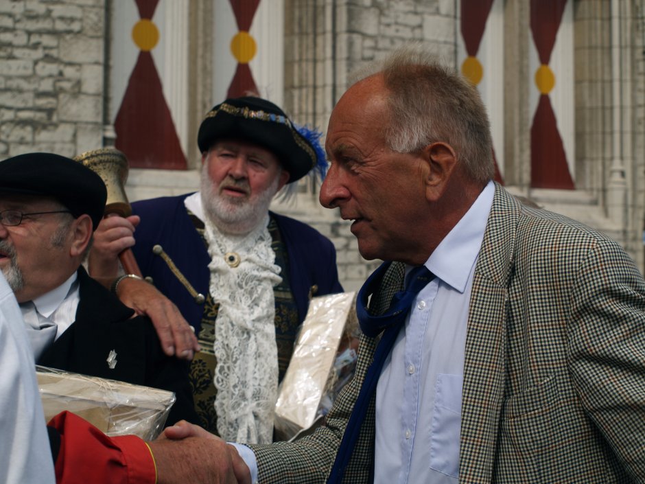 Burgemeester Schouwenaar neemt kijkje op de markt | ZeelandNet Foto Burgemeester Schouwenaar neemt kijkje op de markt | ZeelandNet Foto