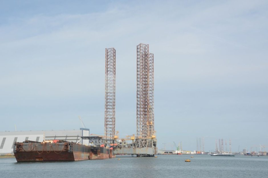 Boorplatform in de Sloehaven. | ZeelandNet Foto