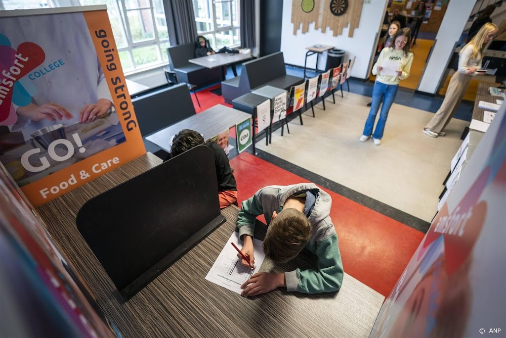 Honderden scholen doen deze maand mee aan scholierenverkiezingen Honderden scholen doen deze maand mee aan scholierenverkiezingen