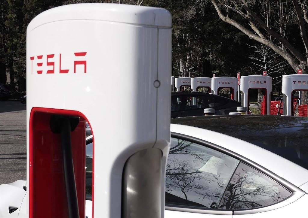 Tesla omlaag op negatief Wall Street, chipbedrijven omhoog Tesla omlaag op negatief Wall Street, chipbedrijven omhoog