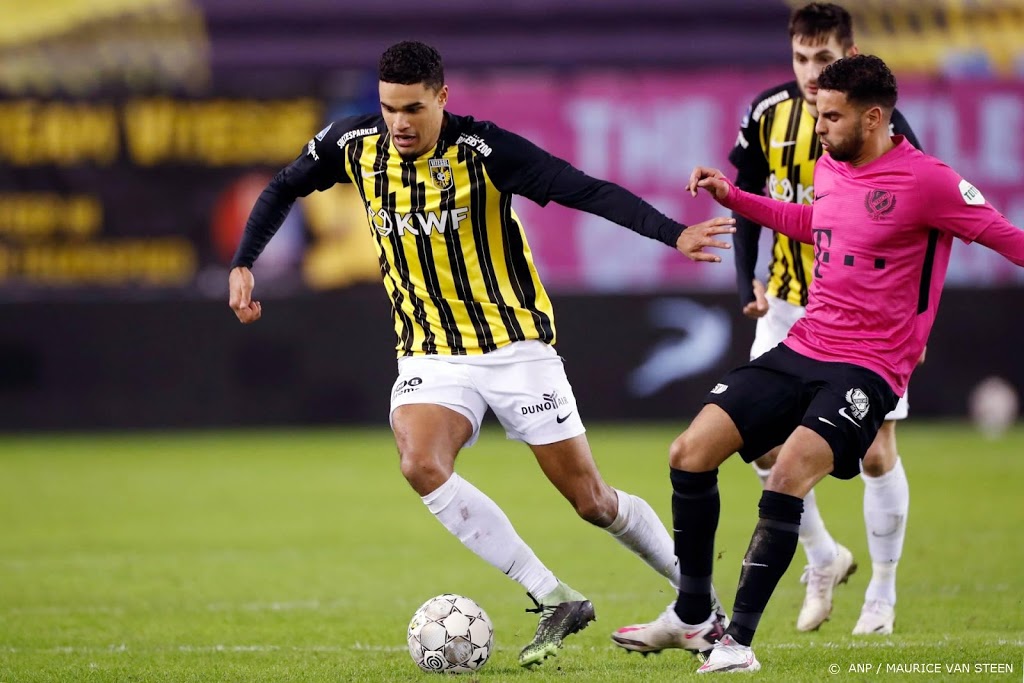 Doekhi bezorgt Vitesse met eerste doelpunt nipte zege op Utrecht Doekhi bezorgt Vitesse met eerste doelpunt nipte zege op Utrecht
