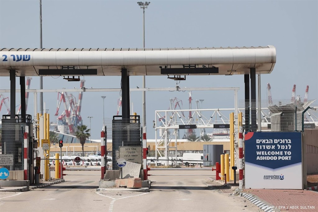 Eerste vrachtwagens met noodhulp door heropende grensovergang Gaza Eerste vrachtwagens met noodhulp door heropende grensovergang Gaza