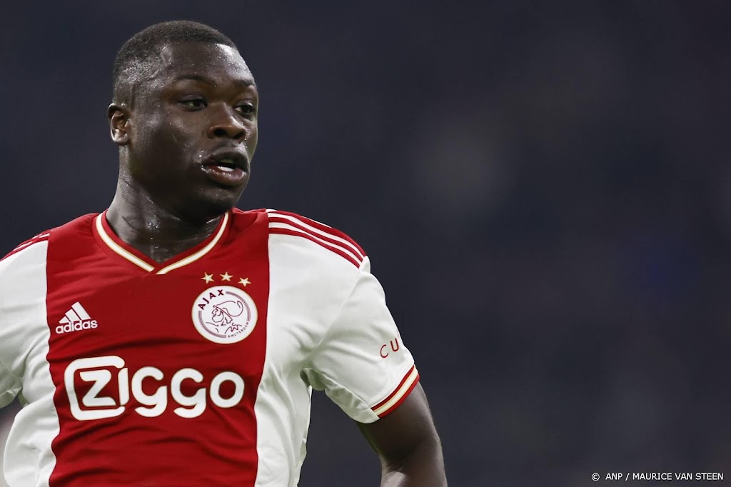 Ajax begint uitwedstrijd tegen FC Emmen met Brobbey als spits Ajax begint uitwedstrijd tegen FC Emmen met Brobbey als spits