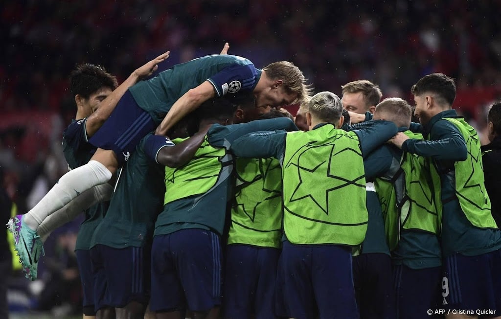 Arsenal pakt leiding in groep van PSV door zege op Sevilla Arsenal pakt leiding in groep van PSV door zege op Sevilla