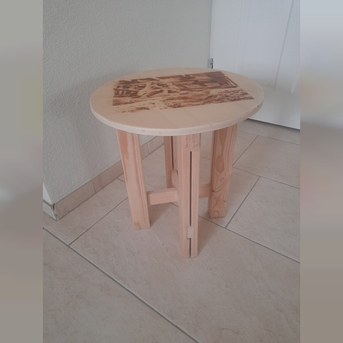 Leuk kindertafeltjes 40 doorsnede en 45H (in goede nette staat )