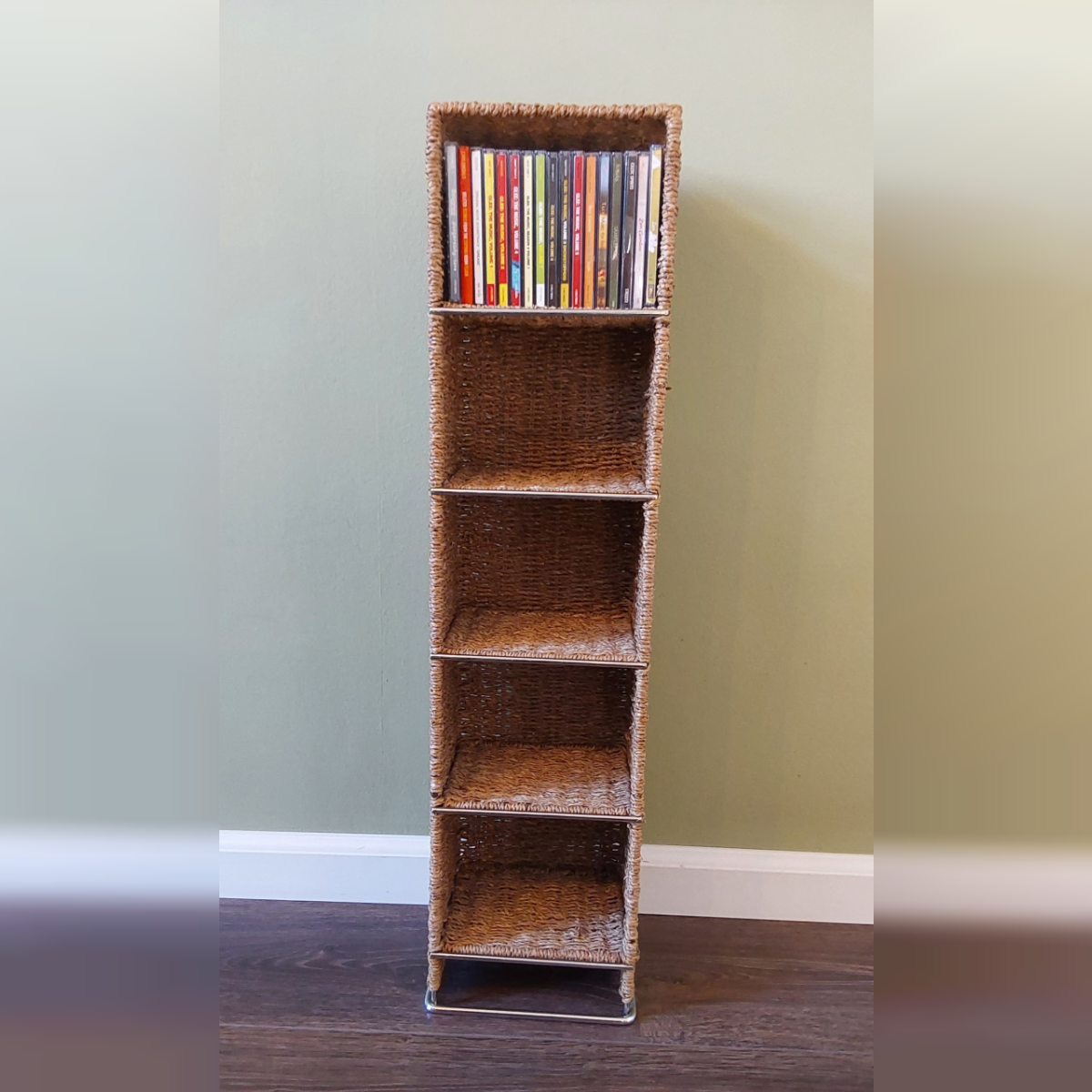 Cd rek gemaakt van geweven riet om een ijzeren frame voor 85 cd's