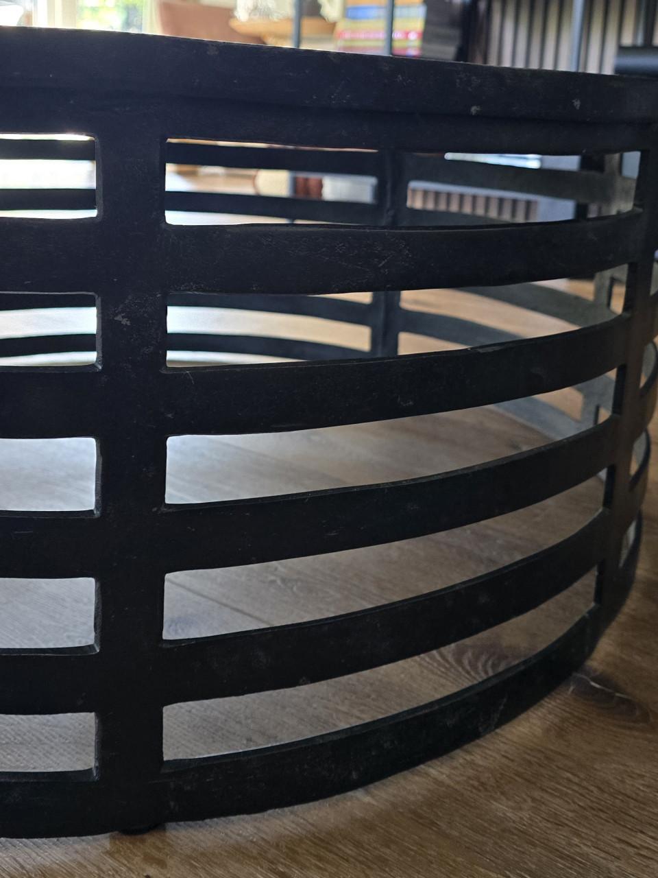 Stoere ronde zwarte salontafel zwaar metaal