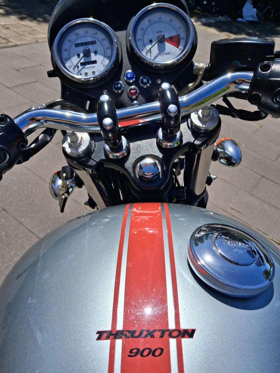 Truimph Thruxton 900