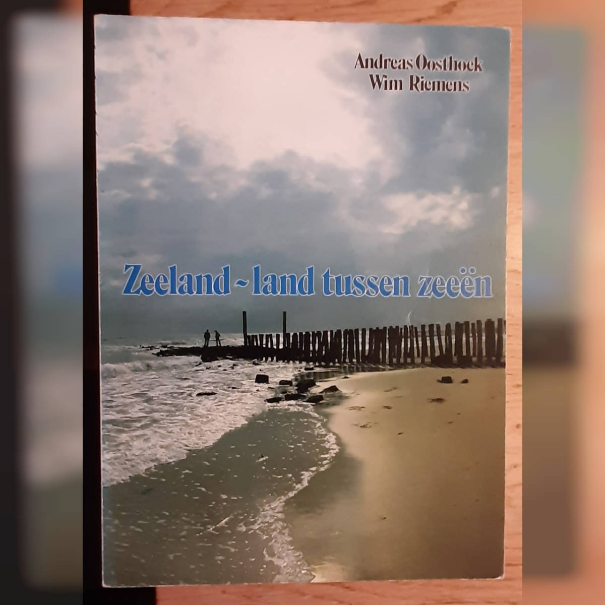 Zeeland ~ land tussen zeeën, door Andreas Oosthoek en Wim Riemens