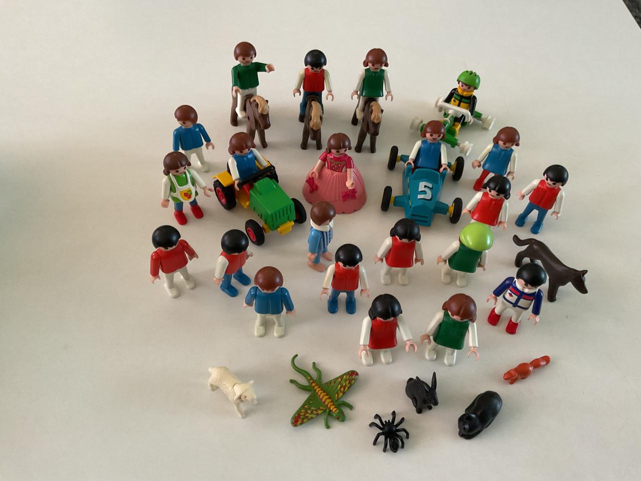 Heel veel Playmobil klein. Paarden, sportwagentjes, dieren en poppetjes.