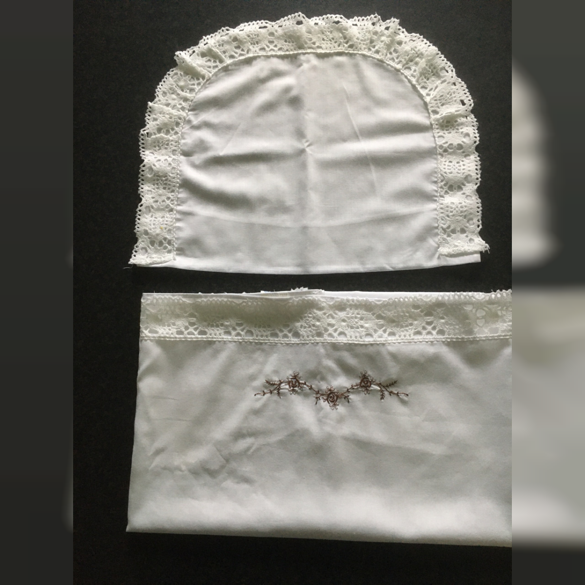 Boven laken en sloop voor wieg of kinderwagen met broderie rand, z.g.a.n!