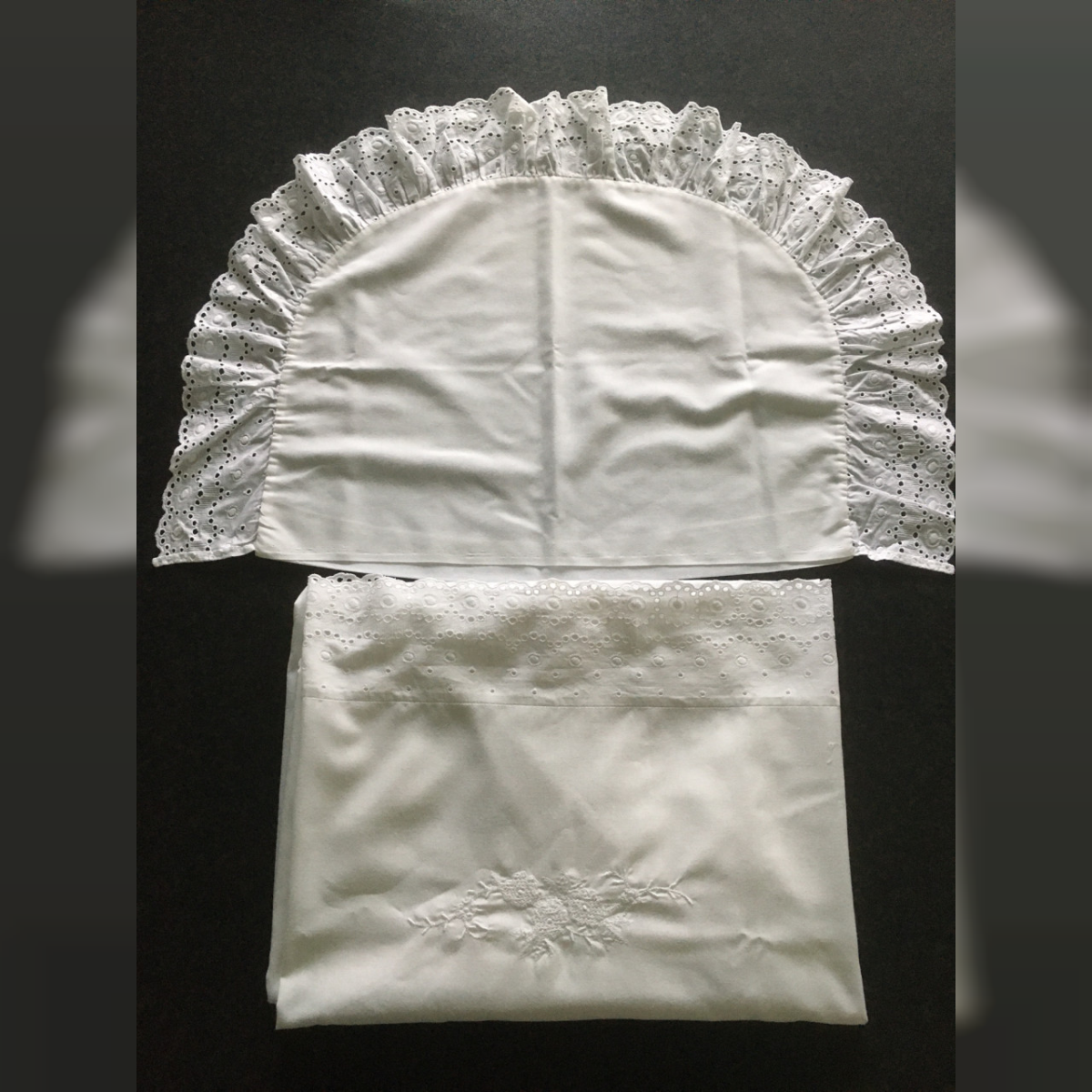 Boven laken en sloop voor wieg of kinderwagen met broderie rand, z.g.a.n!