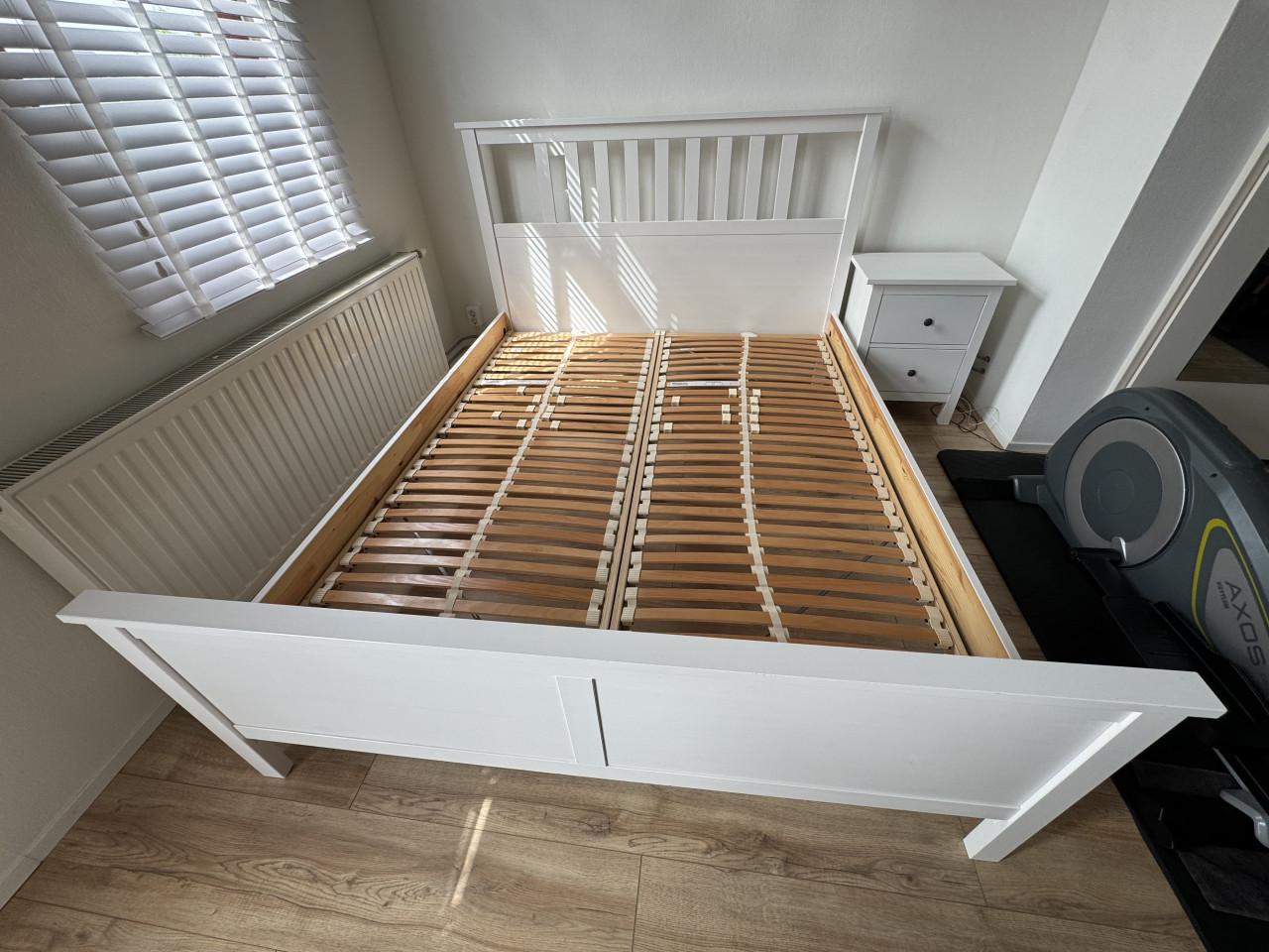 Tweepersoons bed 160 x 200 frame ledikant met twee matrassen