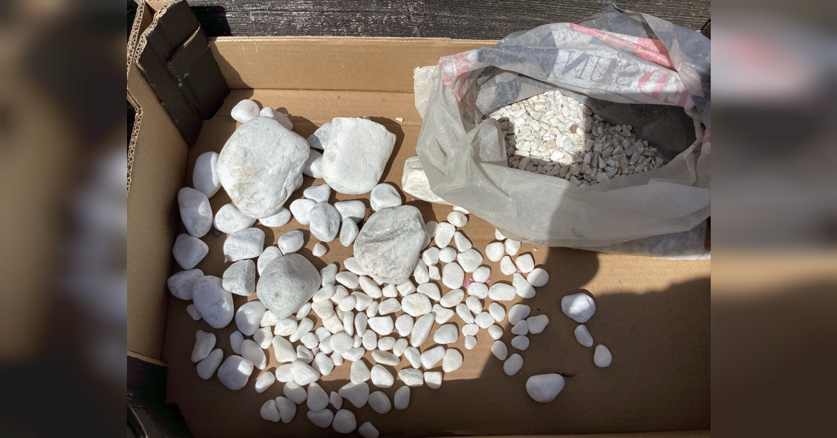 Witte steentjes groot en klein