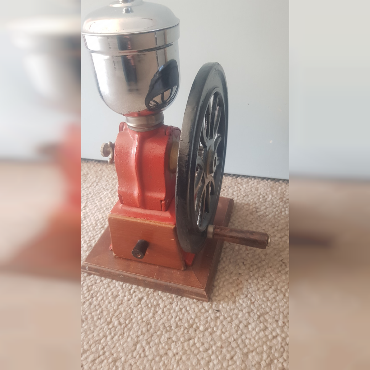 Grotere antieke koffiemolen