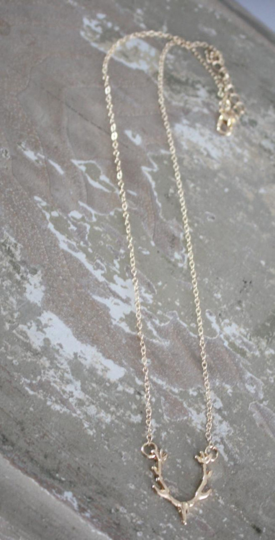 Goudkleurige ketting met herten kop