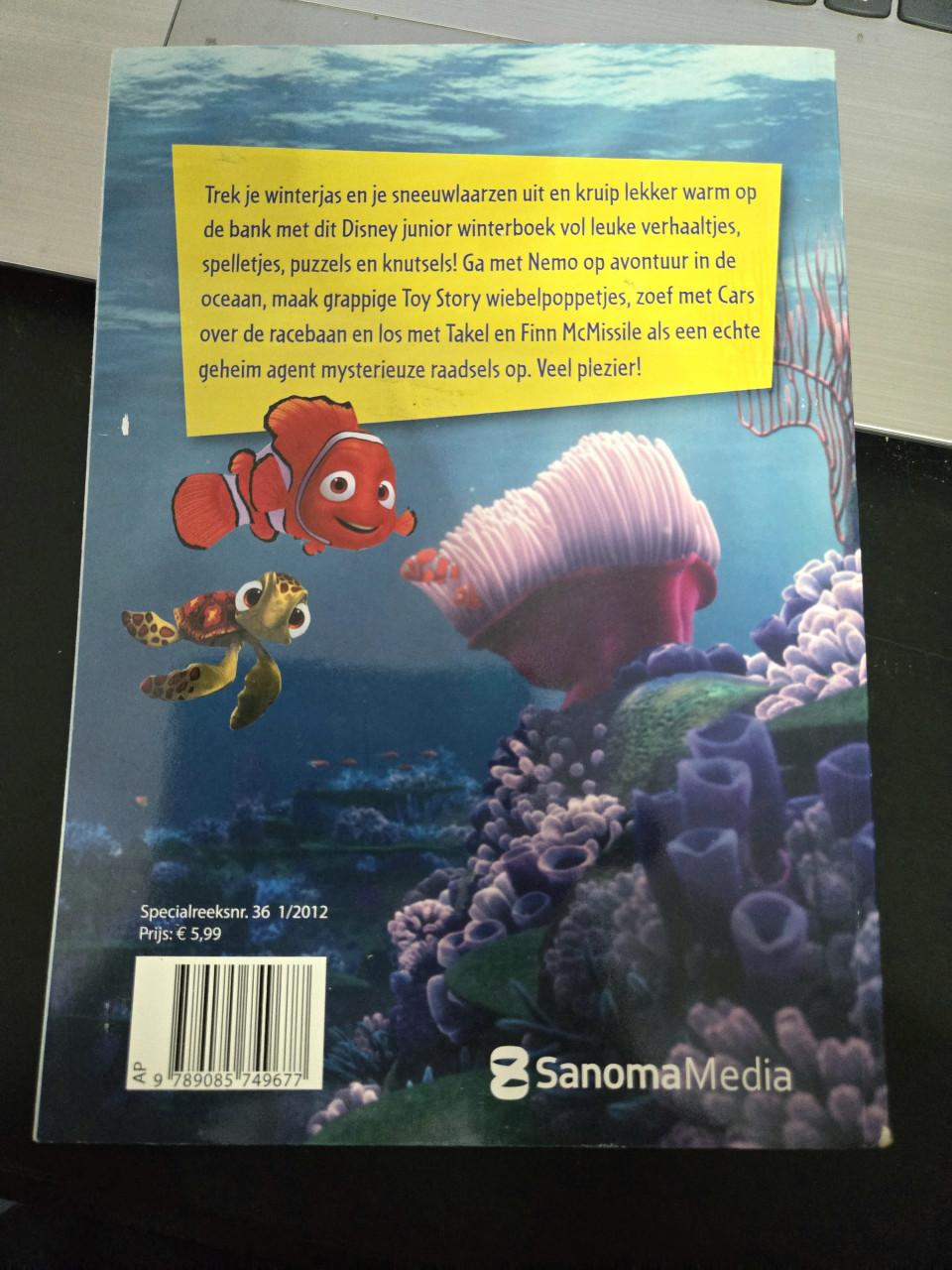 Disney Junior Winterboek, 2012 een kinderboek met 128 pagina's