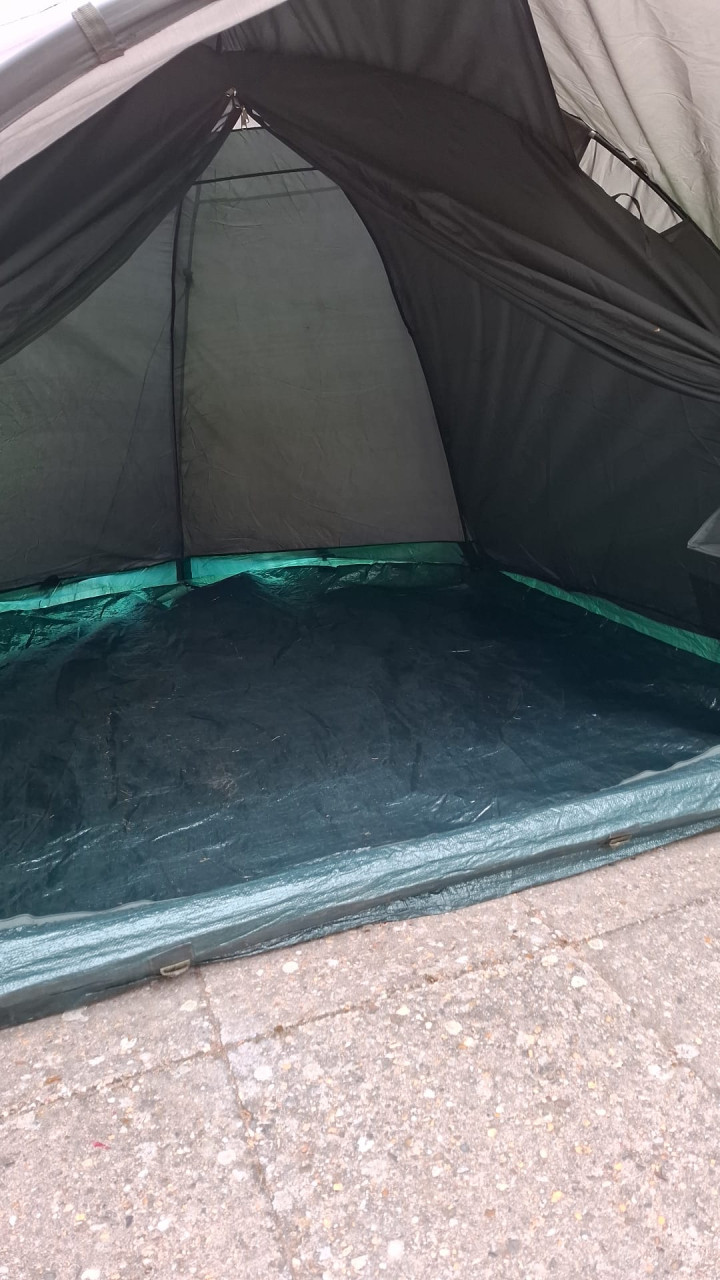 Super fijne 2 personen (festival) Tent. COMPLEET met haringen.