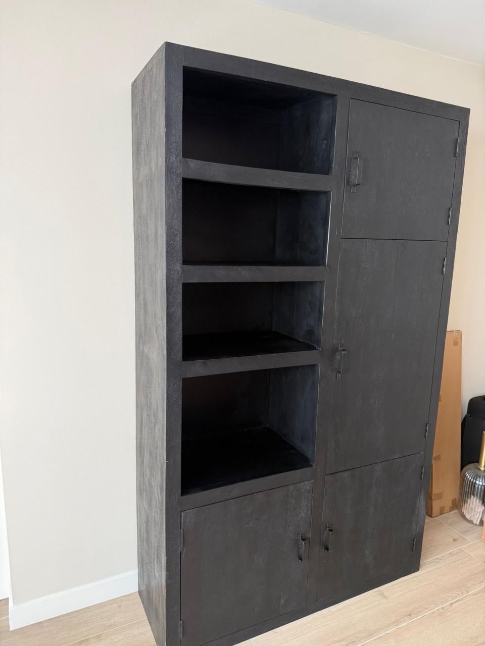 Zwarte houten kast