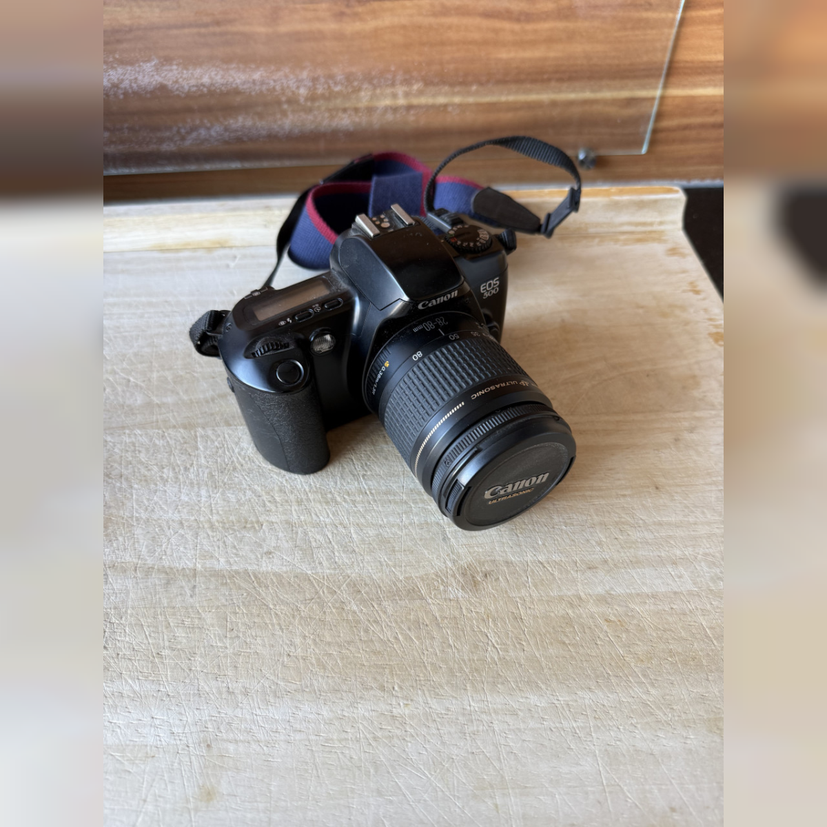 Canon Eos 500 body. Canon draagband. Canon 28-80 lens