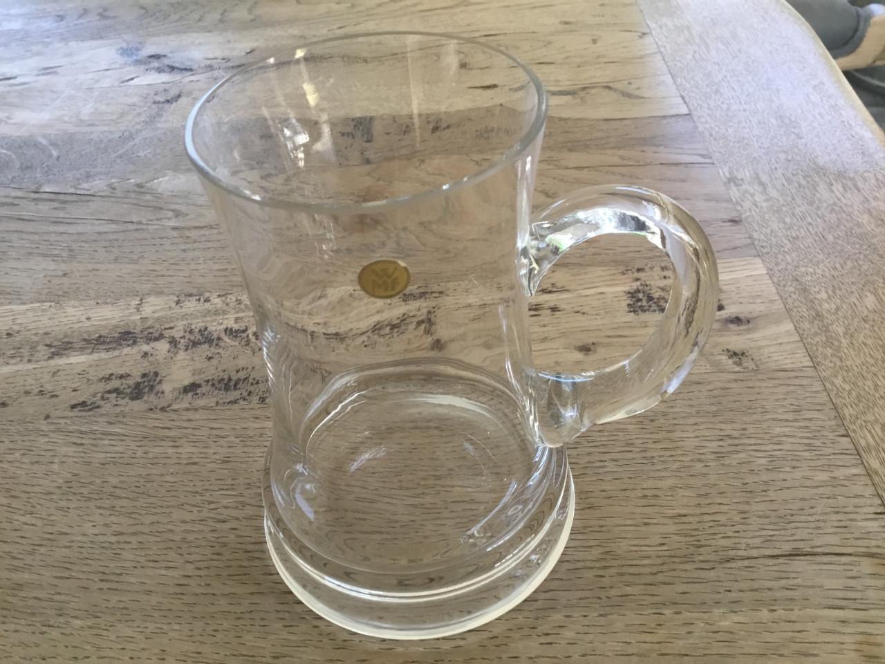 Kristallen bierpullen.