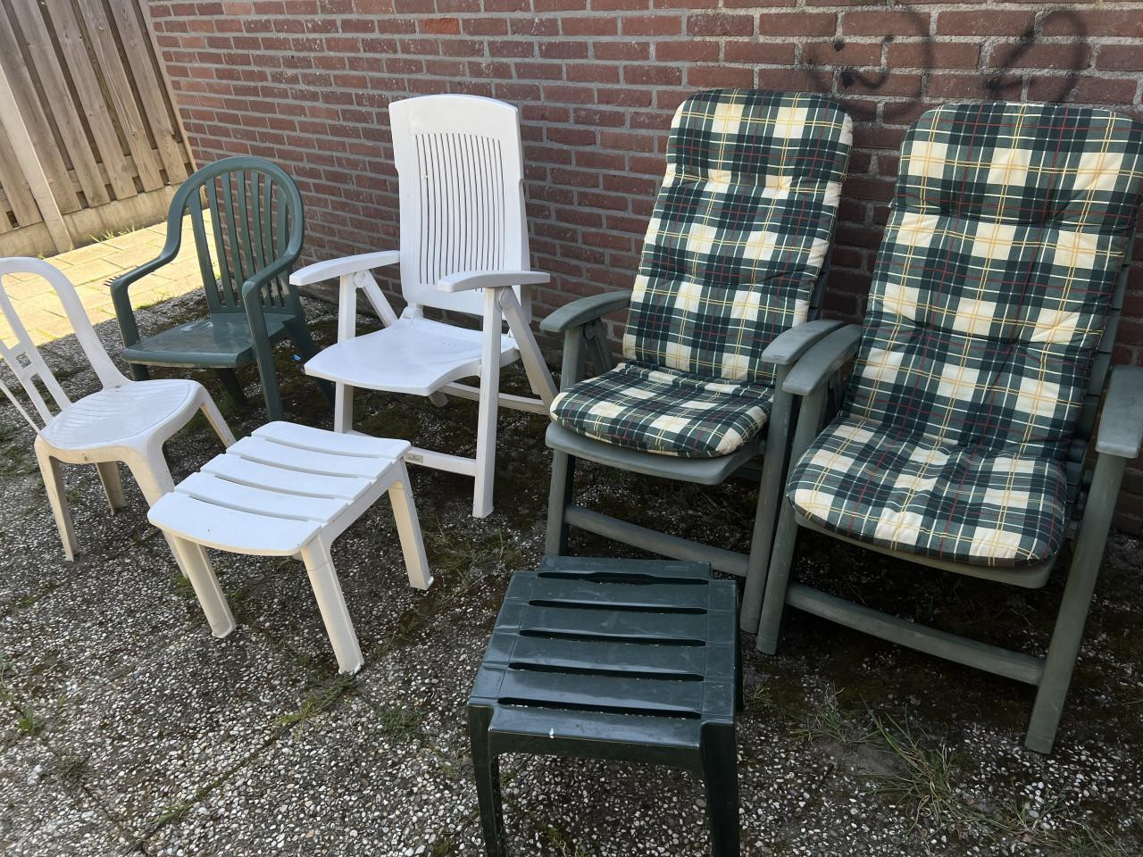 5 x Tuinstoelen 3 x Hartman verstelbare leuning kussens 2 stoelen 2 tafels