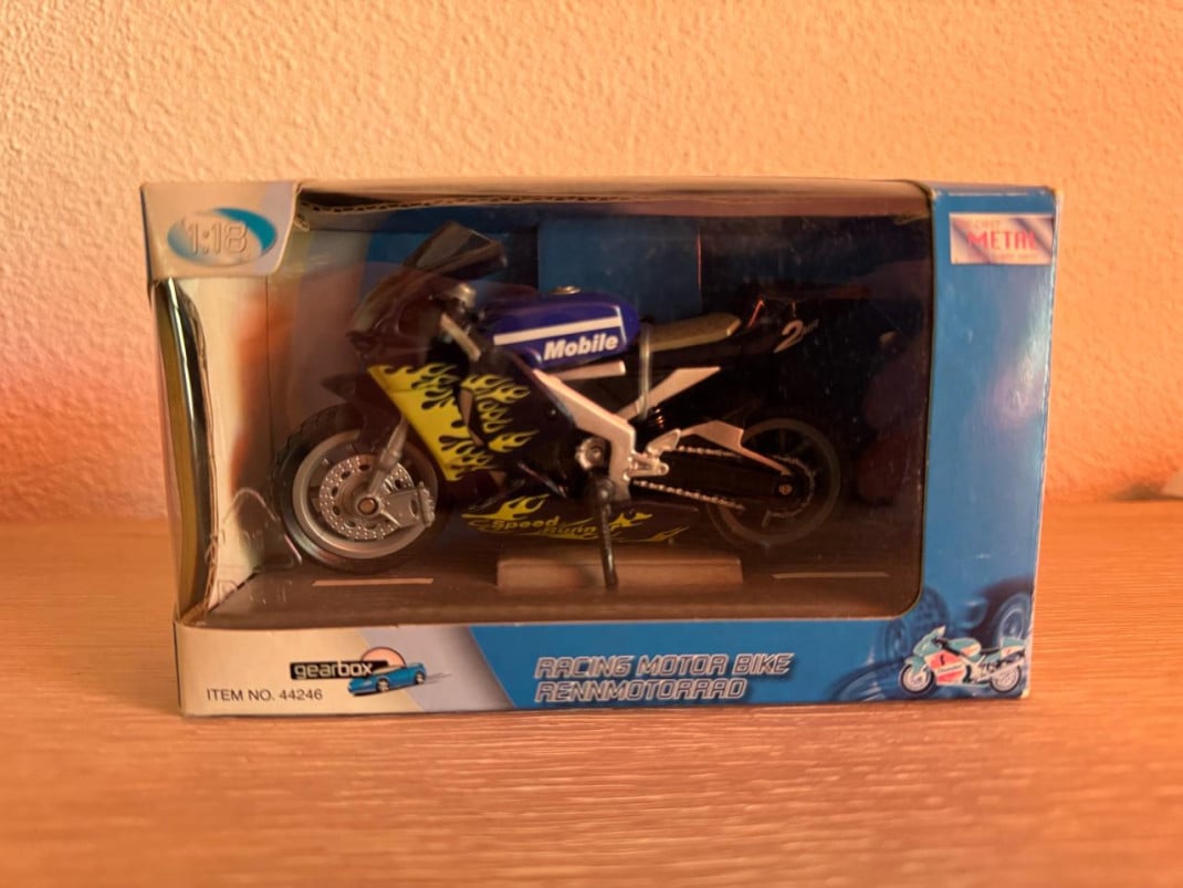 Gearbox Racing Motor Bike nr. 44246 - Schaal 1:18