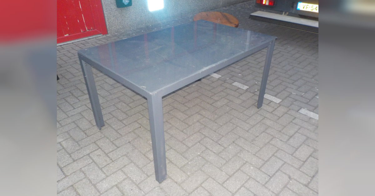 Tuin tafel aliminium en gehard glas 140 x 92 cm hoog 74 cm gereserveerd