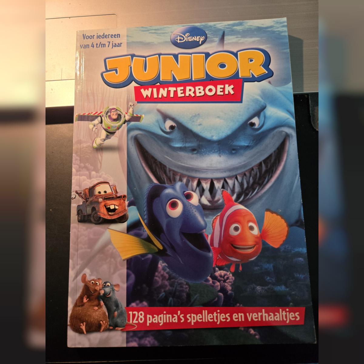 Disney Junior Winterboek, 2012 een kinderboek met 128 pagina's