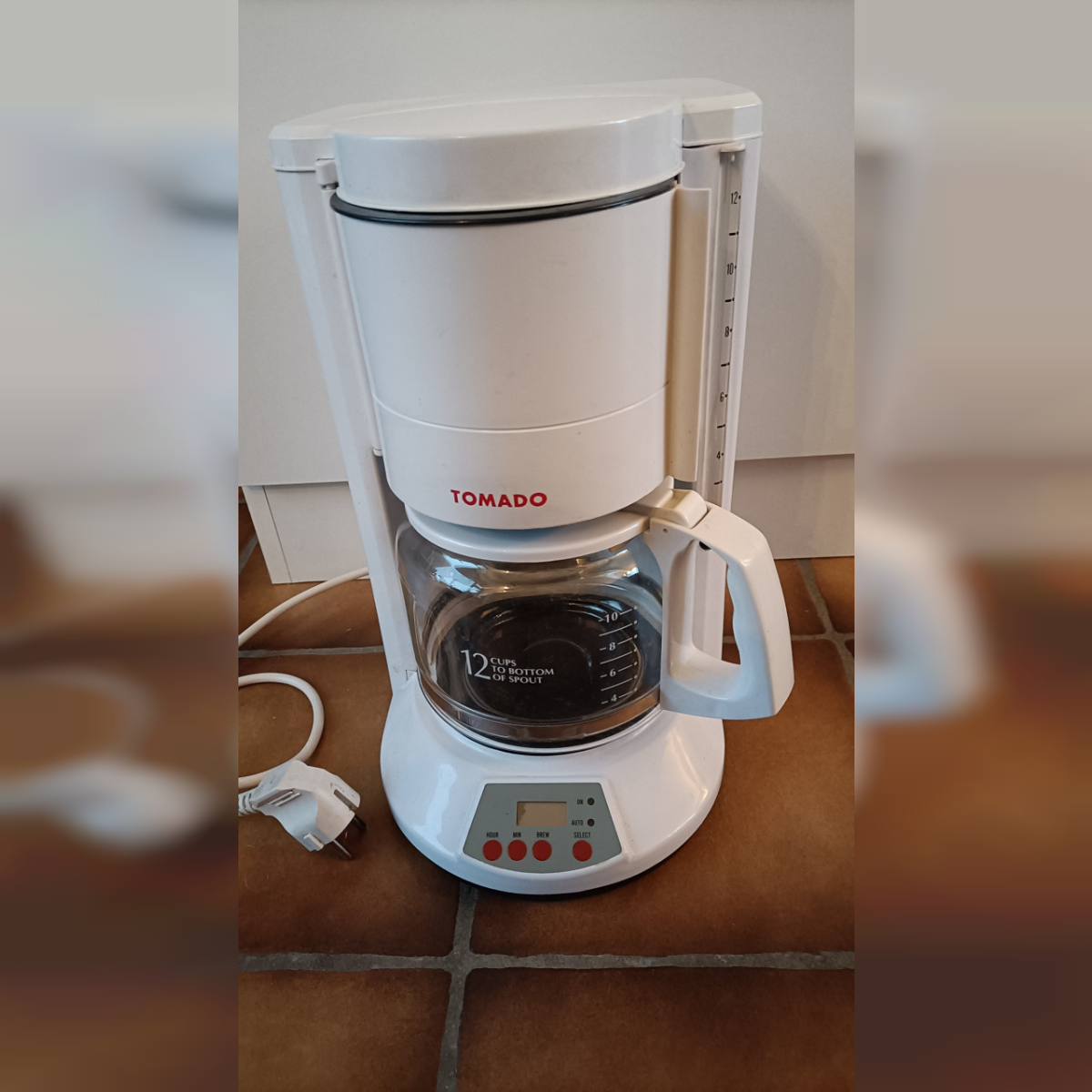 Filter koffiezetapparaat Tomado. Wit. Model TM-3002. 240V-900W.