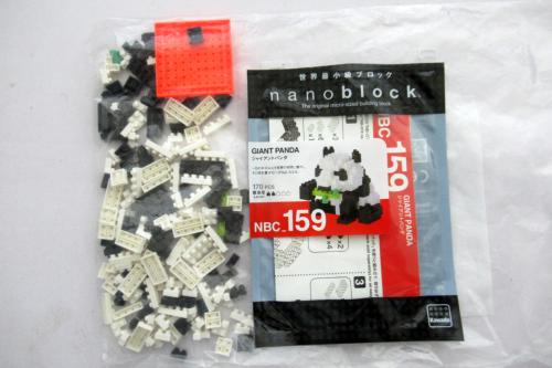Met nanoblokjes mini-lego pokemon Pikachu bouwen