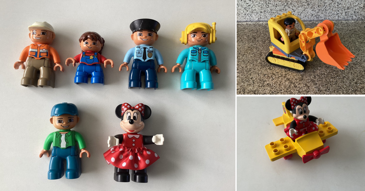 2 lege Duplo emmers, shovel, vliegtuigje en 7 poppetjes.