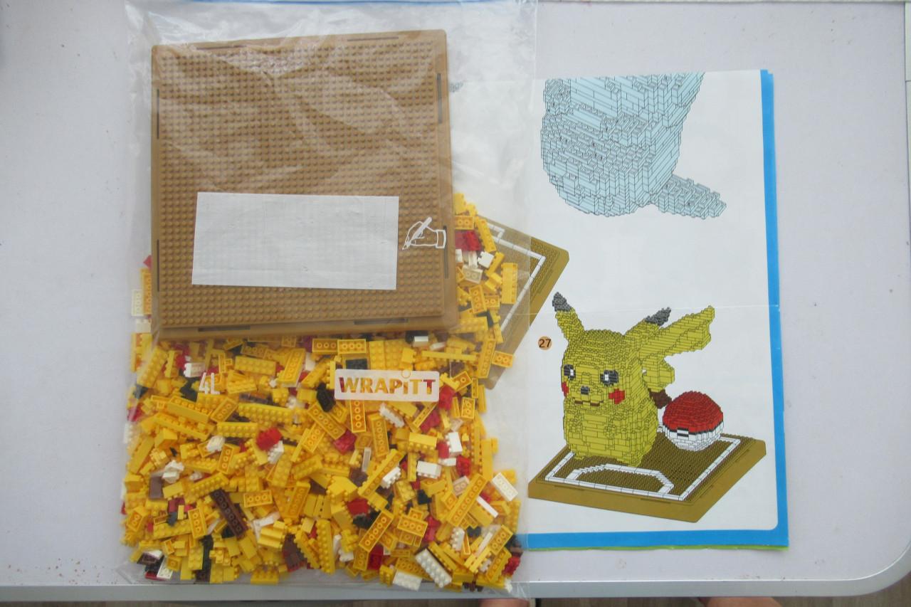 Met nanoblokjes mini-lego pokemon Pikachu bouwen