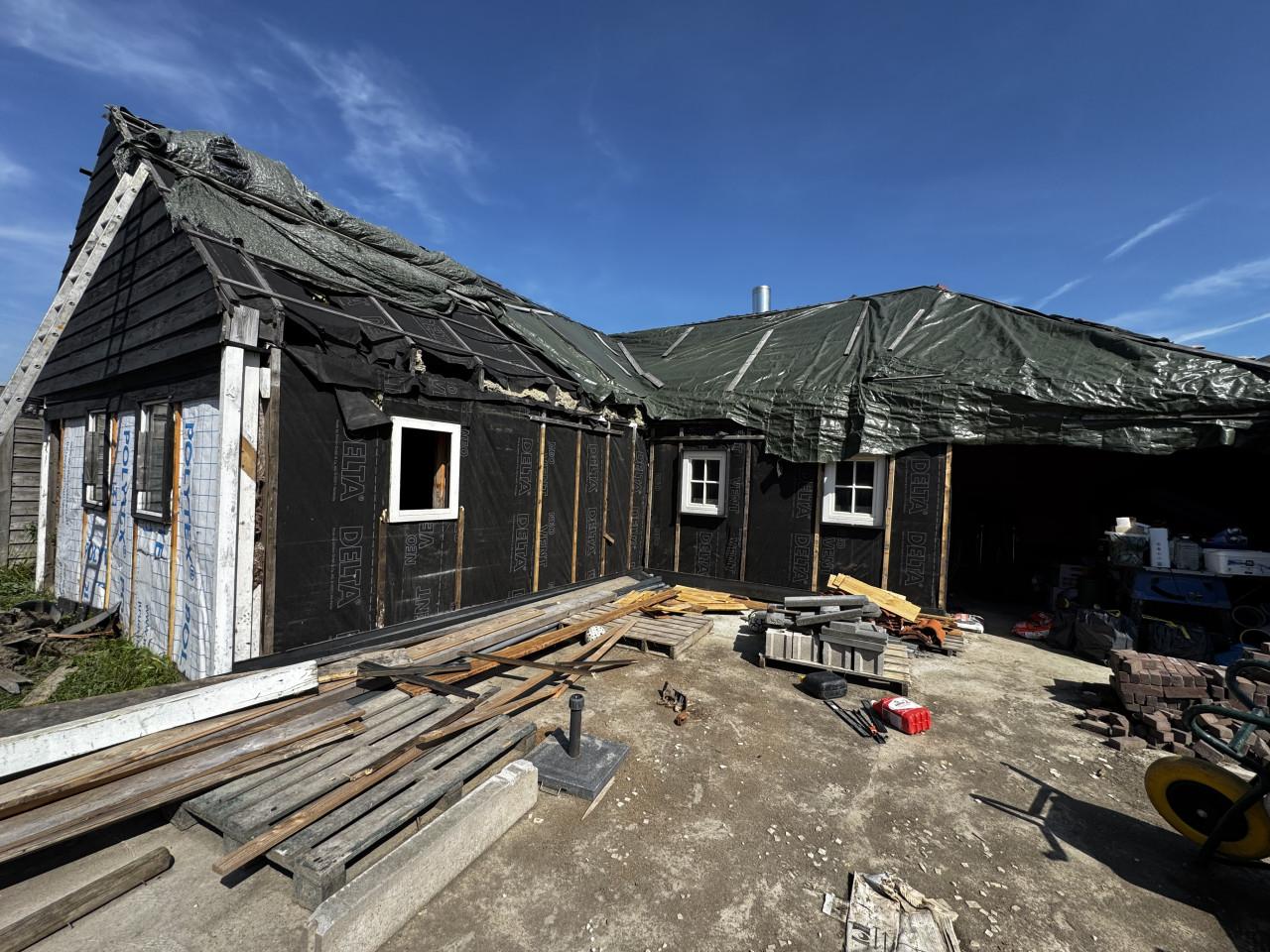 Gratis hout en isolatie (blokhut wordt gesloopt).