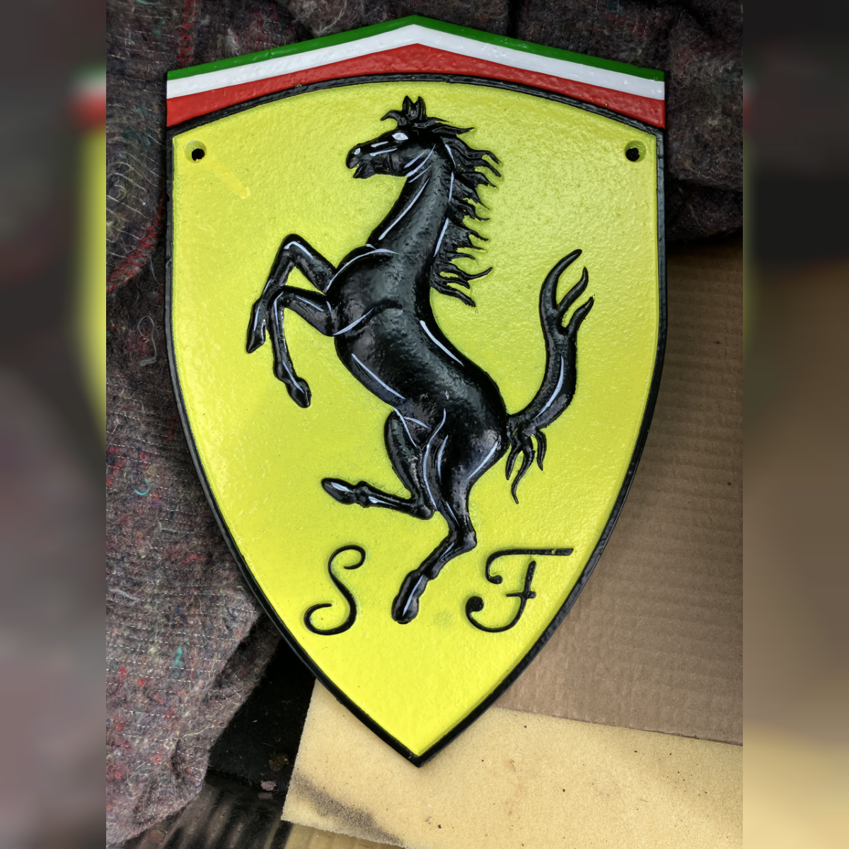 Ferrari logo ( gietijzer )